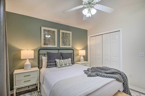 Cozy-modern Pensacola Home: Large Yard, Grill - Pensacola, FL