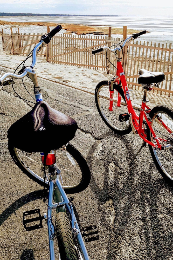 2 Bicycles Provided! Cape Cod Cottage W/ Deck - Brewster, MA