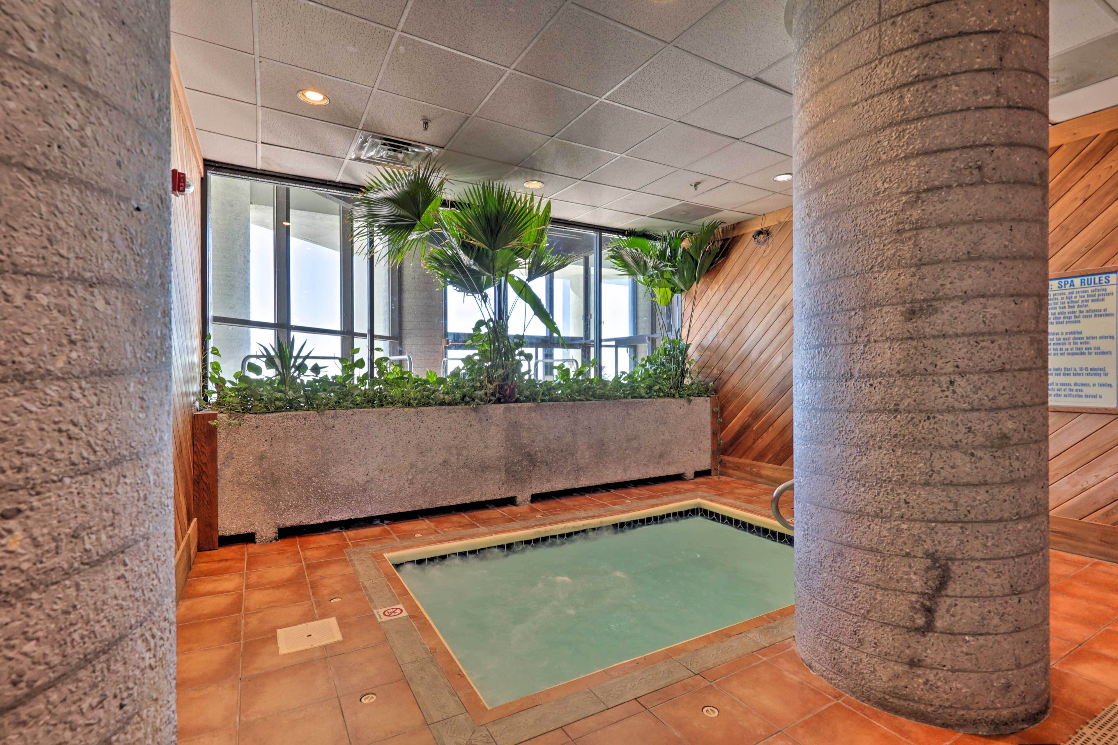 Uma área de spa com piscina, plantas e um aviso com as regras do spa.
