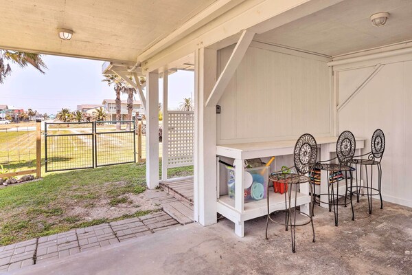 Gulf Coast Views: Stilted Retreat In Galveston! - Galveston