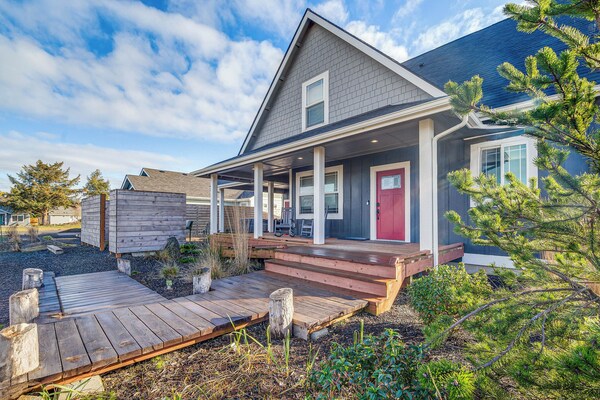 Ocean Shores Getaway W/ Fireplace & Hot Tub! - Ocean Shores, WA