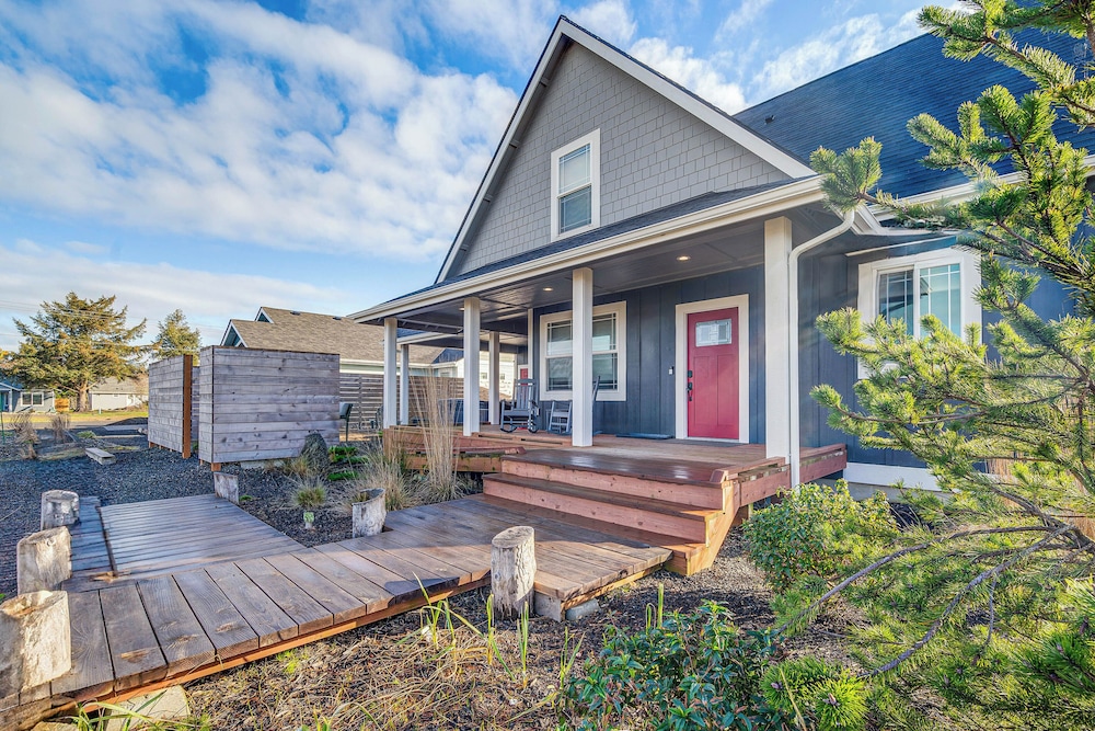 Ocean Shores Getaway W/ Fireplace & Hot Tub! - Ocean Shores, WA