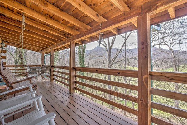 Serene Cabin In The Smokies W/ 2 Decks & Hot Tub! - Maggie Valley, NC