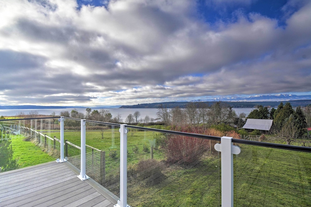 Breathtaking Port Ludlow Home W/ Deck & Yard - Port Ludlow, WA