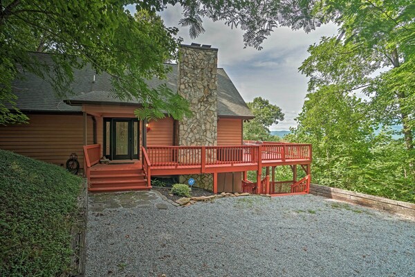 Mountain Retreat W/ Decks, Hot Tub, & Games! - Dillard, GA
