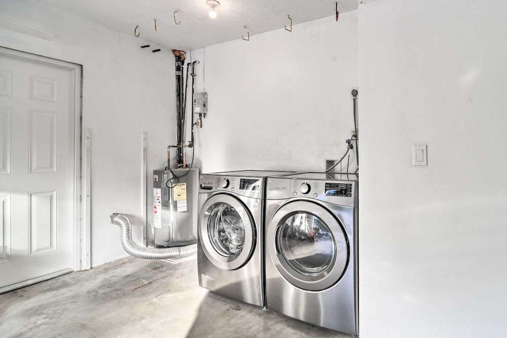 Beach House W/ Pool: 3 Mi To Anna Maria Island! - Anna Maria Island, FL