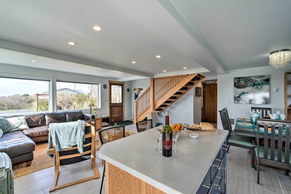 Coastal Retreat: Deck, Ocean Views + Walk To Beach - Pacific Beach, WA