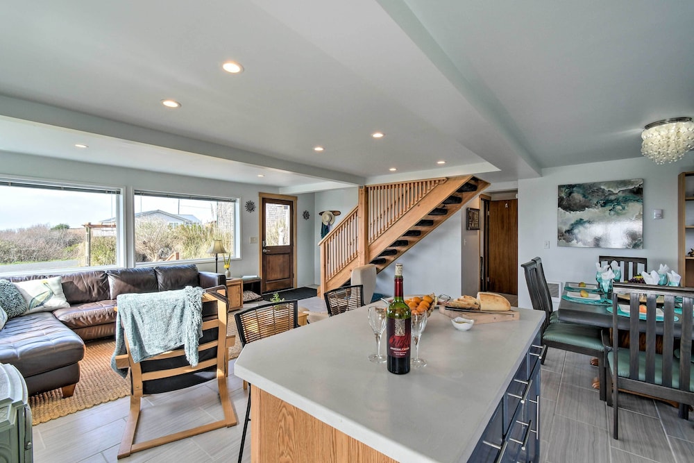 Coastal Retreat: Deck, Ocean Views + Walk To Beach - Pacific Beach, WA