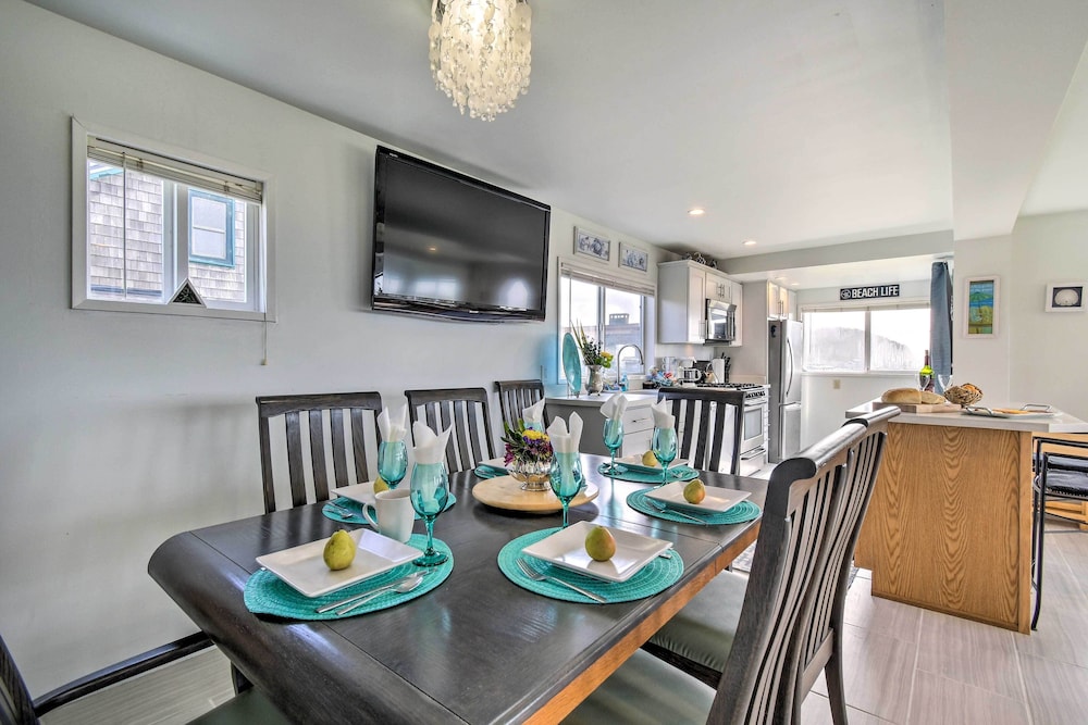 Coastal Retreat: Deck, Ocean Views + Walk To Beach - Pacific Beach, WA