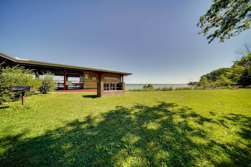 Geneva Cottage W/ Patio - Walk To Park, Lake Erie! - Geneva-on-the-Lake, OH