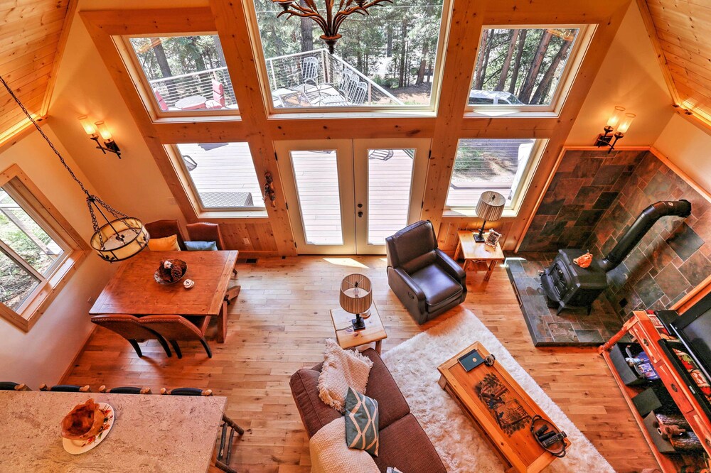 Rustic Retreat W/ Deck: Steps From Lake Almanor! - Greenville, CA