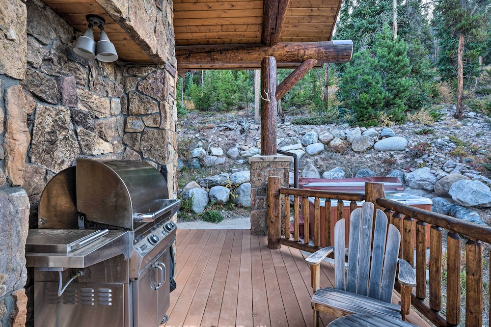 Hilltop Breck Home: Hot Tub, Views & Walk To Town - Breckenridge, CO