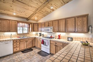 Casa (3 Bedrooms) | Cozinha privada | Um micro-ondas, um forno, uma placa de cozinha