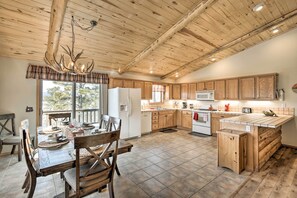 Um micro-ondas, um forno, uma placa de cozinha