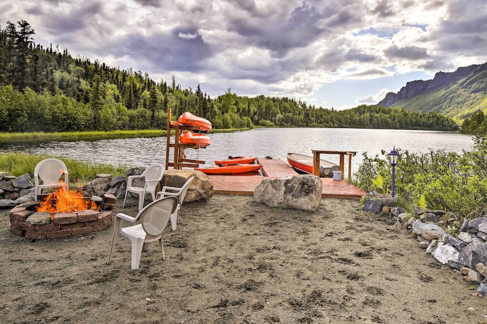 'Lodge 88' - Steps To Weiner Lake W/ Dock & Boat! - Alaska