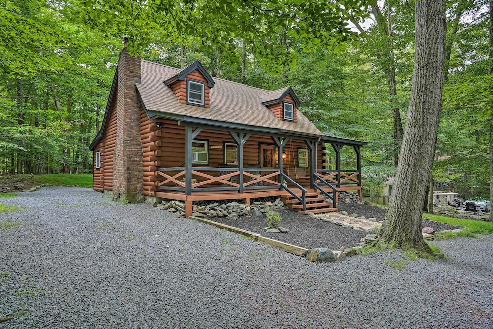 Pocono Log Cabin: Fireplace, Fire Pits & Amenities - Lake Harmony, PA