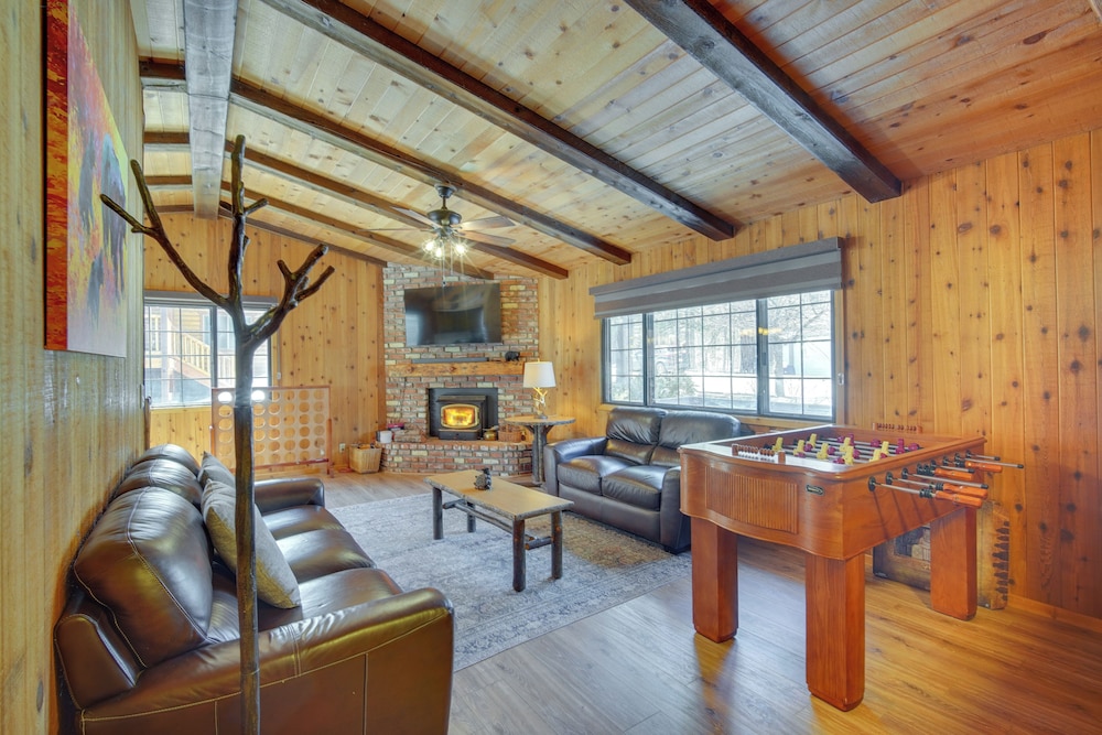 2 Mi To Snow Summit Skiing: Big Bear Cabin W/ Deck - Big Bear Lake, CA