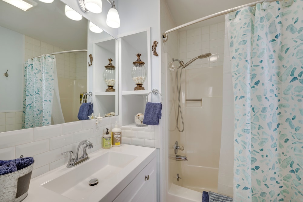 House W/ Hot Tub & Deck - Walk To Seaside Beach! - Cannon Beach, OR