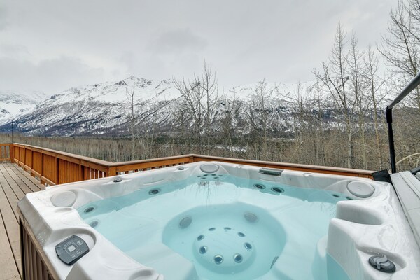 Alaskan Mountain Gem With Private Hot Tub & Gym! - Anchorage, AK