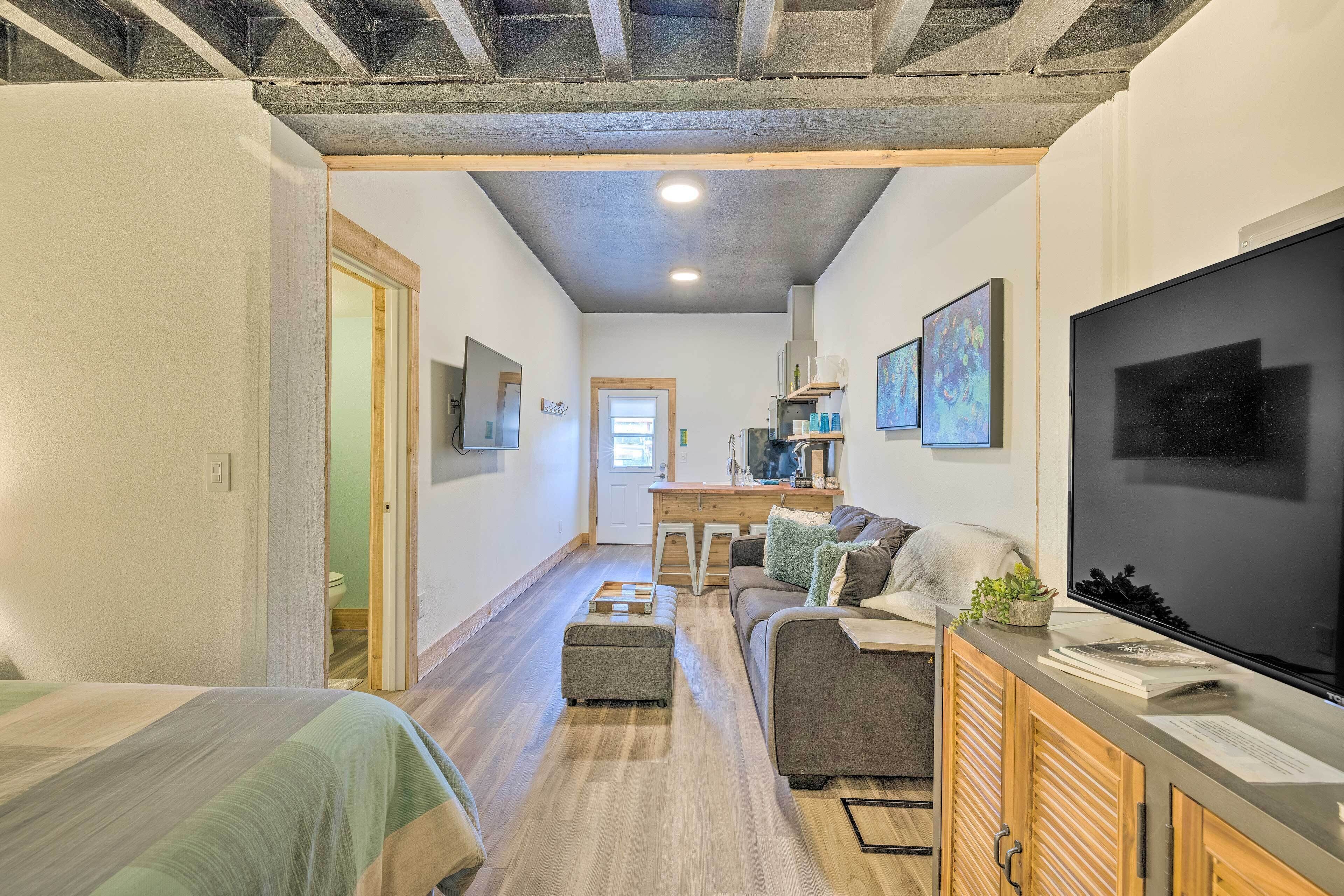 1 quarto, espaço de trabalho para notebook, roupa de cama