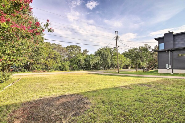 Bright Jonestown Retreat W/ Yard & Porch! - Cedar Park, TX