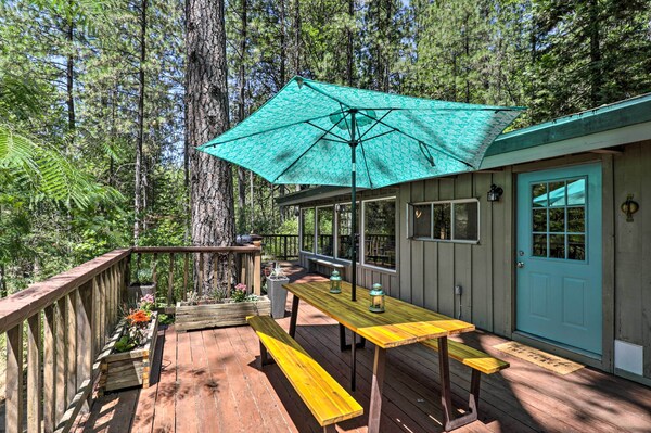 Loch Lomond Cabin W/ Hot Tub, Near Wineries! - Twin Pine Casino & Hotel