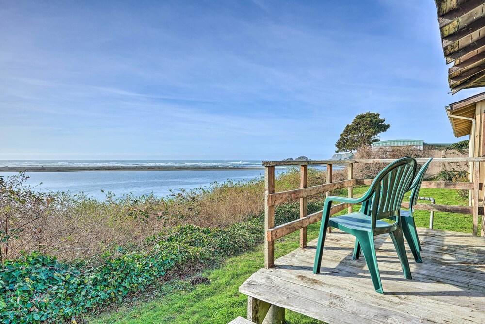 Smith River Vintage Cabin: Oceanfront Deck + Views - Smith River, CA