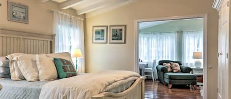 Quarto com uma cama, uma cadeira e uma escrivaninha.