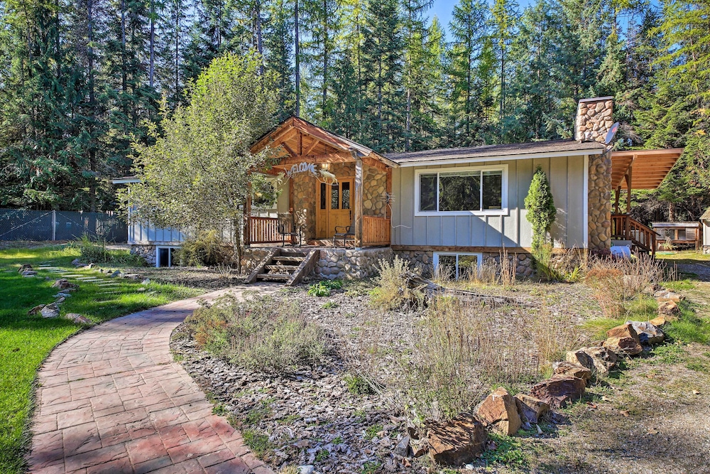 Quaint Priest Lake Cabin W/ Patio < 1 Mi To Lake! - Priest Lake, ID