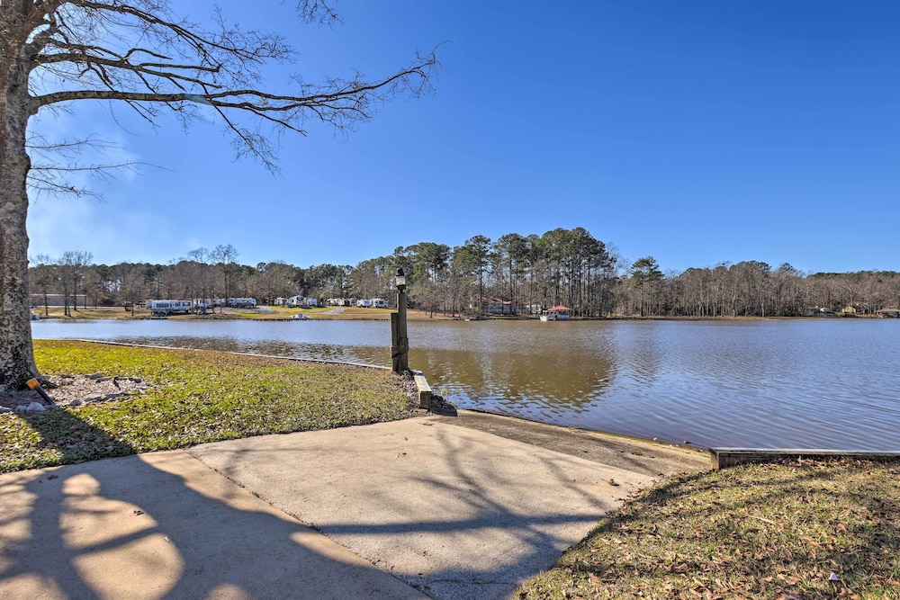 Shoreline Home W/ Boat Dock & Fire Pit In Shelby! - Alabama