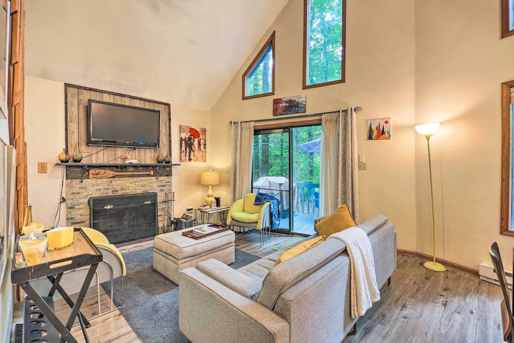 Colorful Pocono Lake Cabin W/ Deck & Fire Pit - Arrowhead Lake, PA