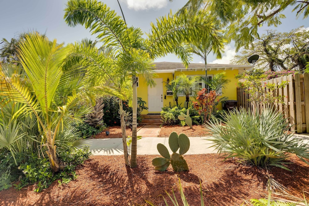 West Palm Beach Home W/ Fenced-in Yard & Deck! - West Palm Beach, FL