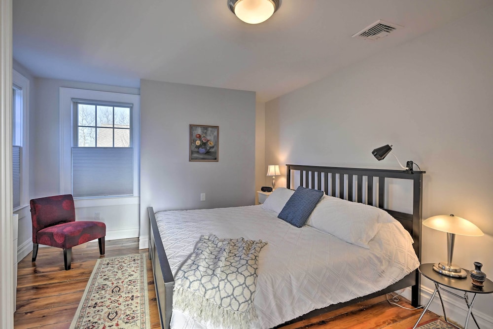 Bright Apartment - 1/2 Mi To Greenport Harbor! - Greenport, NY