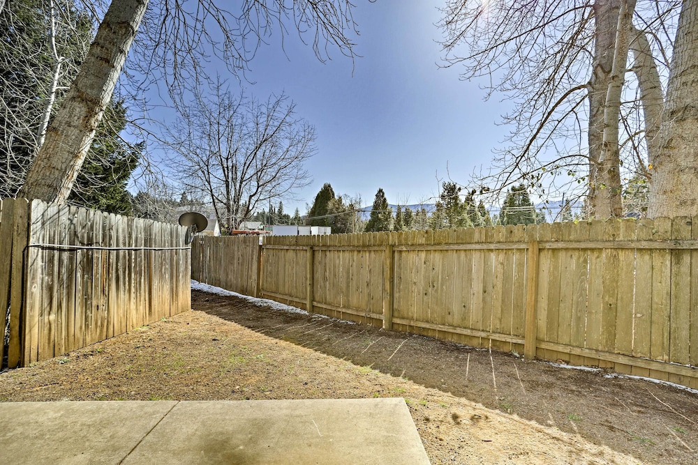 Centrally Located Mt Shasta Home W/ Deck! - Mount Shasta, CA