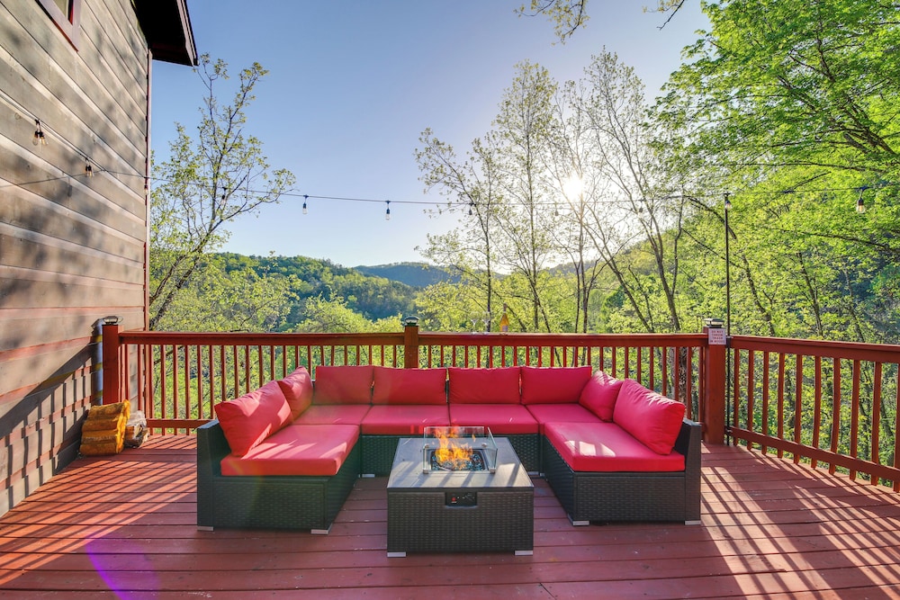 Saltwater Pool & Mtn-view Deck: Pigeon Forge Cabin - Townsend, TN