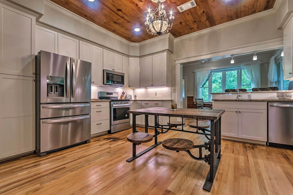 Spacious & Updated 1920's Hsnp Craftsmen Home - Hot Springs, AR