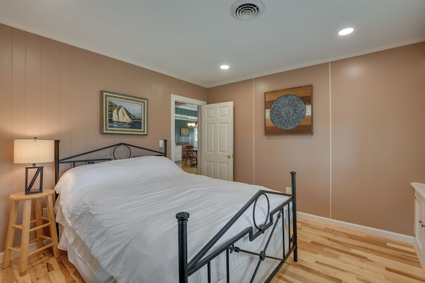 Waterfront Annapolis Home: Fire Pit & Fishing Pier - Sandy Point State Park, Annapolis