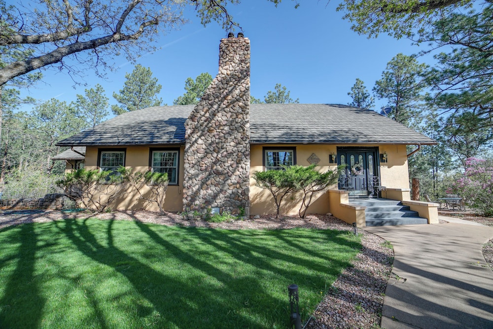 Inviting Colorado Springs House W/ Spacious Deck! - Colorado Springs, CO