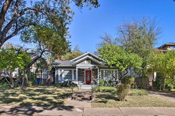 Dallas Couples Retreat: Walk To Lower Greenville! - Dallas, TX