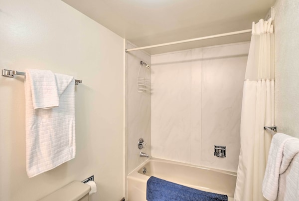 7 Mi To Keystone Resort: Condo W/ Hot Tub & Pool - Silverthorne, CO