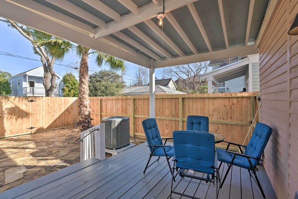 Near Beach & Strand: Bright Cottage In Galveston - Galveston