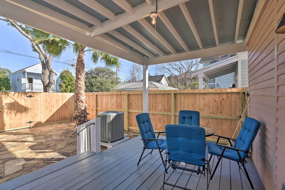 Near Beach & Strand: Bright Cottage In Galveston - Galveston