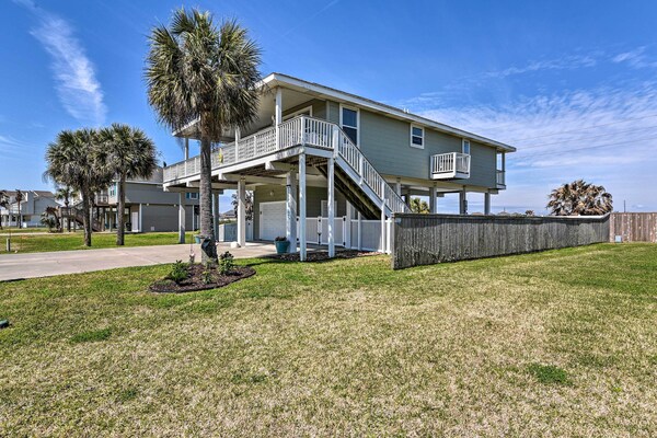 Walk To Galveston Beach: Pet-friendly Home W/ Deck - Galveston