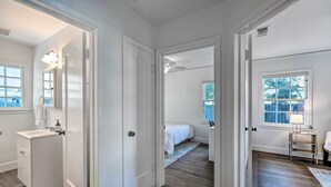Quarto de hotel com casa de banho, cama e área de trabalho.
