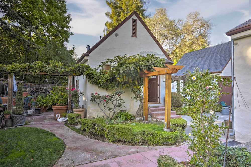 Updated Menlo Park English Tudor Garden Cottage! - San Mateo, CA