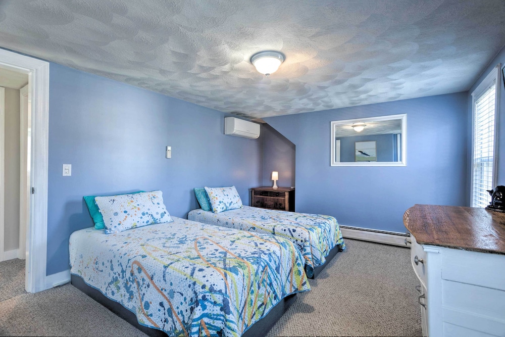 Bristol Home W/ Pool ~ 3 Mi To Dtwn & Beach! - Barrington, RI