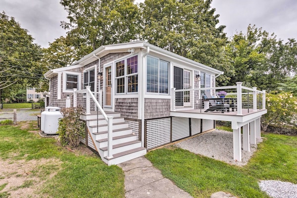 Charming Bristol Cottage W/ Private Beach! - Colt State Park, Bristol