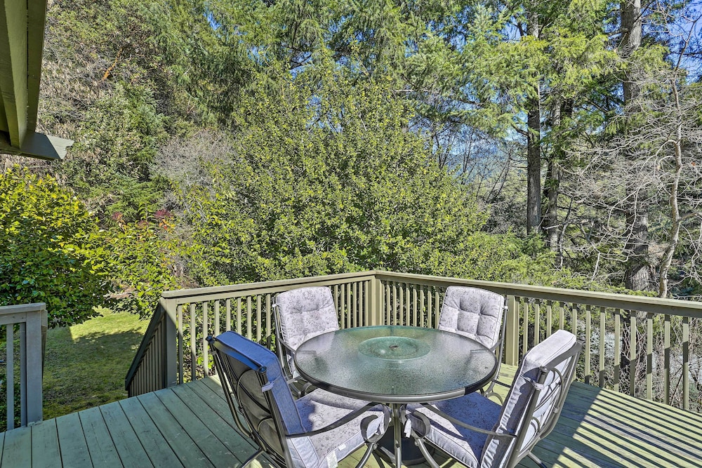 Woodsy Willow Creek Getaway W/ Pool & Deck! - Humboldt County, CA