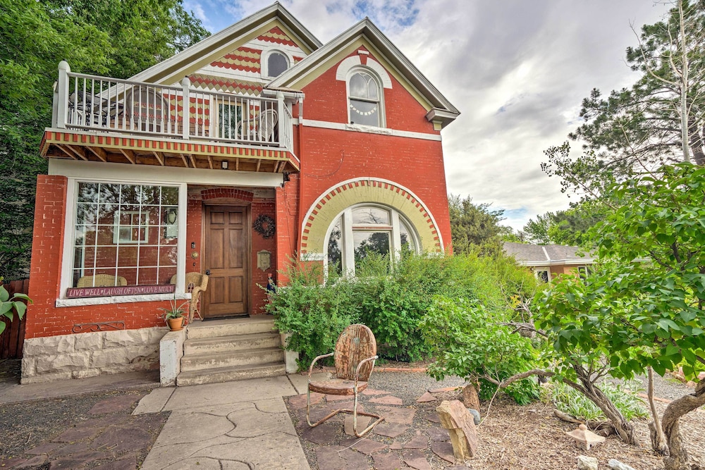 Central Colorado Springs Home W/ Alluring Backyard - Colorado Springs, CO