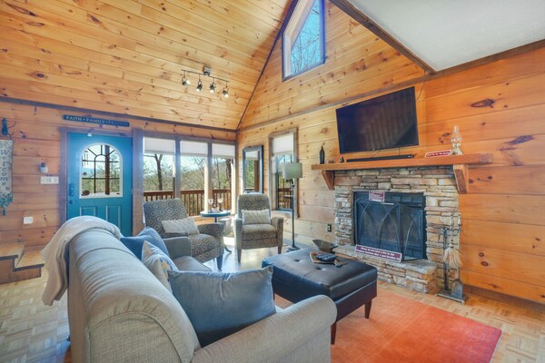 Central Sevierville Cabin W/ Hot Tub & Views! - Townsend, TN